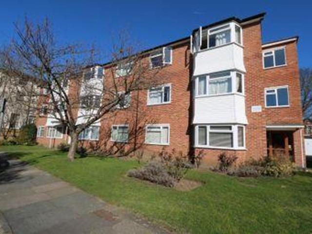 3 Bedrooms Flat for rent in Kingswood Close, Surbiton KT6