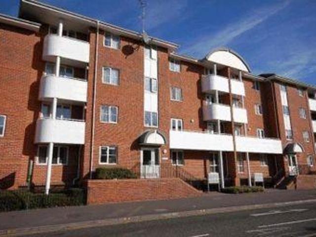 3 Bedrooms Flat for rent in Kings Oak Court, Reading RG1