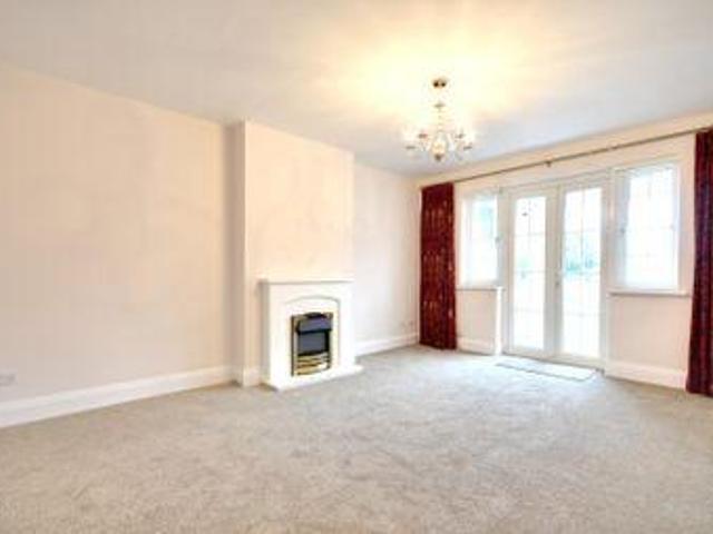 3 Bedrooms Flat for rent in Kingsend Court, Kingsend, Ruislip, Middlesex HA4