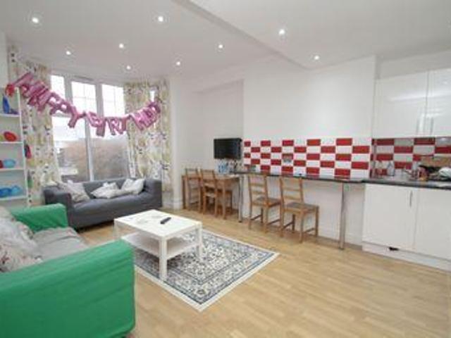 3 Bedrooms Flat for rent in Kirkstall Lane, Headingley, Leeds LS6