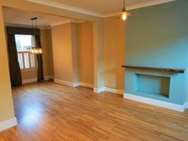 3 Bedrooms Flat for rent in Hotham Road, London SW19