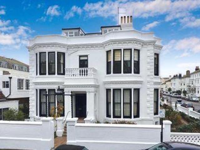 3 Bedrooms Flat for rent in Hove Place, Hove, East Sussex BN3