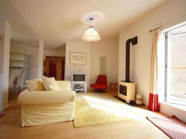 3 Bedrooms Flat for rent in Holyrood Road, Edinburgh EH8
