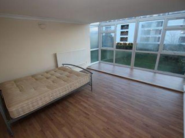 3 Bedrooms Flat for rent in Horne House Master Gunner Place, London SE18