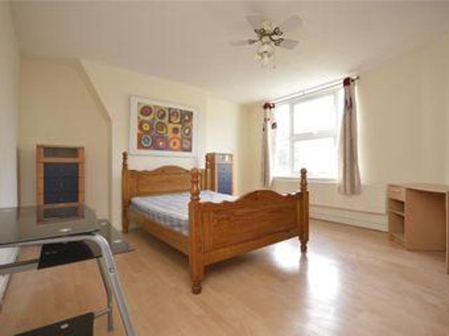 3 Bedrooms Flat for rent in Hatfeild Mead, Morden, Surrey SM4