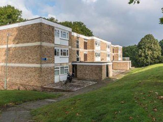 3 Bedrooms Flat for rent in Hawe Close, Canterbury CT2