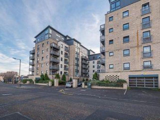 3 Bedrooms Flat for rent in Hawkhill Close, Easter Road EH7