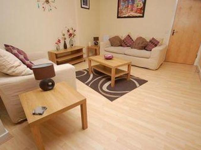 3 Bedrooms Flat for rent in Hawkhill Close, Edinburgh EH7