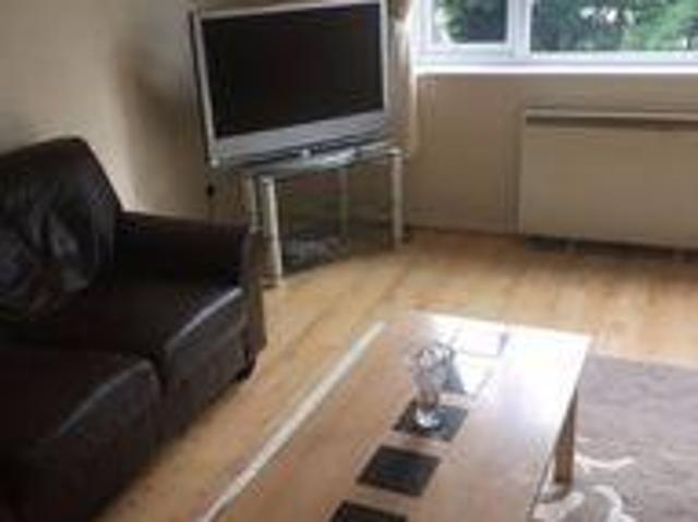 3 Bedrooms Flat for rent in Hazelhurst Court, Bradford, West Yorkshire BD9