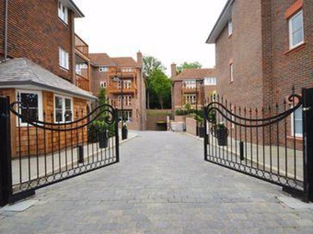 3 Bedrooms Flat for rent in Hammers Lane, Mill Hill, London NW7