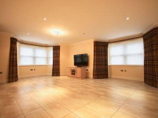 3 Bedrooms Flat for rent in Hendon Lane, London N3
