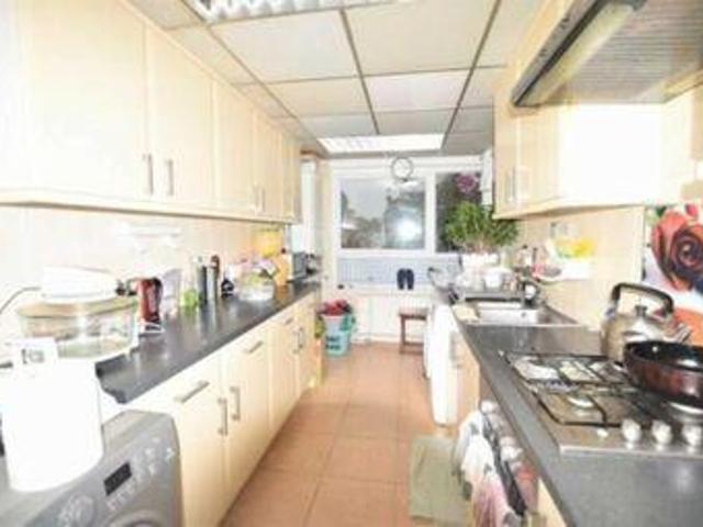 3 Bedrooms Flat for rent in Henrys Walk, Ilford IG6