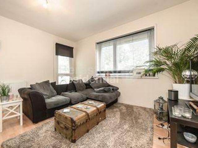 3 Bedrooms Flat for rent in High Trees, London SW2