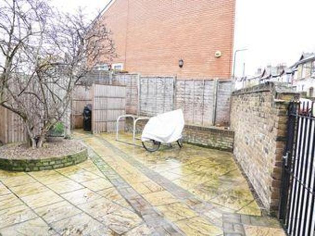 3 Bedrooms Flat for rent in High Street, Colliers Wood, London SW19