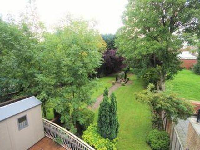 3 Bedrooms Flat for rent in Highview House, Queens Road, Hendon, London NW4