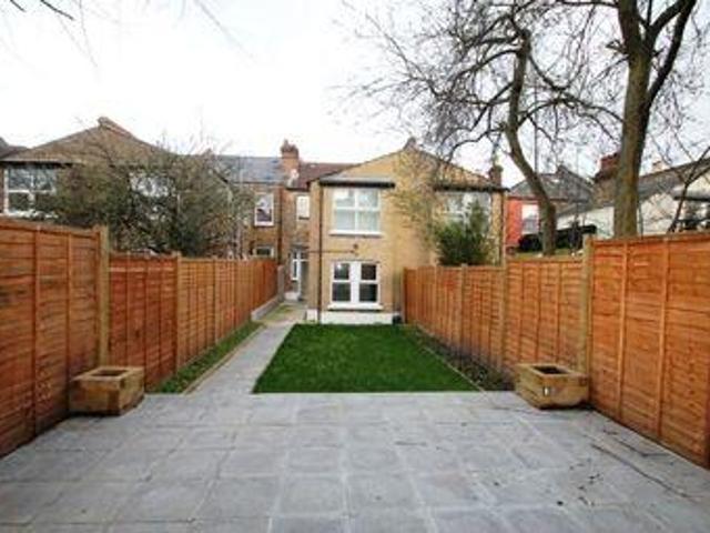 3 Bedrooms Flat for rent in Hurstbourne Road, London SE23