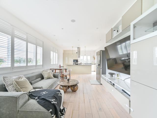 3 Bedrooms Flat for Rent in Oman Avenue, NW2 | Foxtons