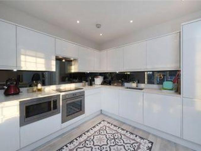3 Bedrooms Flat for rent in Ossulton Way, Hampstead Garden Suburb, London N2