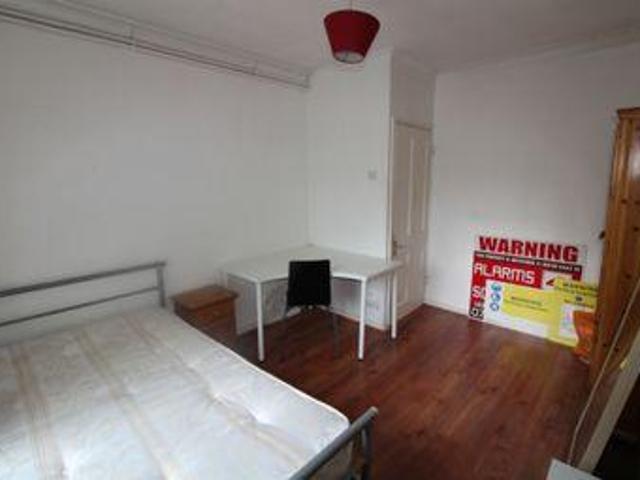 3 Bedrooms Flat for rent in Ossulston Street, Euston NW1