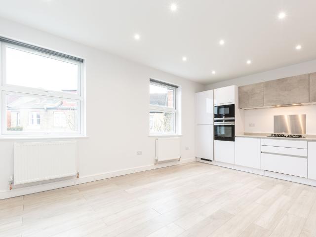 3 Bedrooms Flat for Rent in Loveday Road | Foxtons