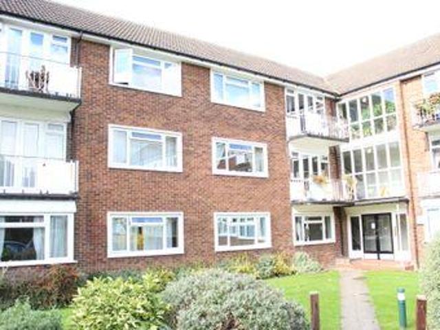 3 Bedrooms Flat for rent in Lovelace Gardens, Surbiton KT6