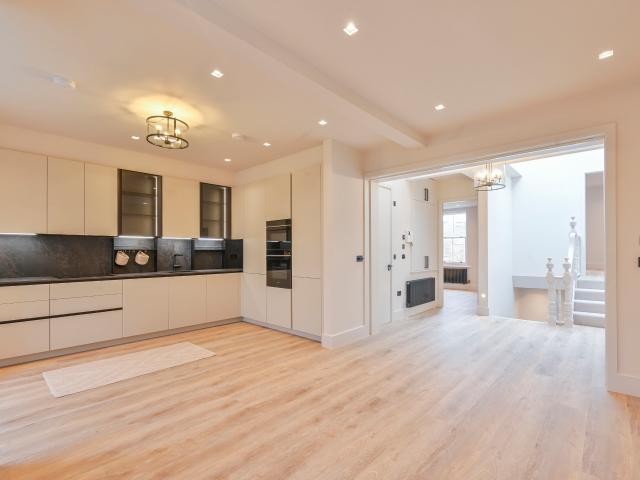 3 Bedrooms Flat for Rent in Lower Sloane Street | Foxtons