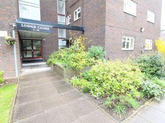 3 Bedrooms Flat for rent in Lodge Close, Edgware, Middlesex HA8