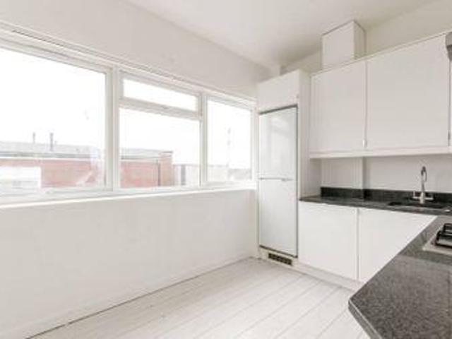 3 Bedrooms Flat for rent in Lodge Lane, North Finchley, London N12