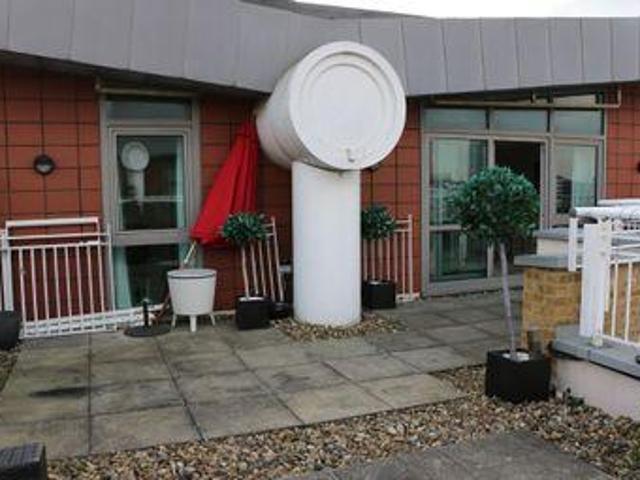 3 Bedrooms Flat for rent in Lombard Road, Battersea, London SW11