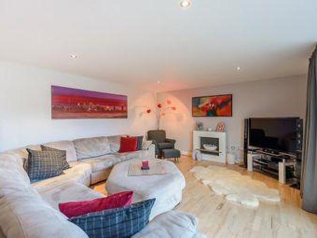 3 Bedrooms Flat for rent in Lombard Road, Battersea, London SW11