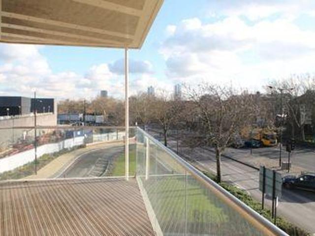 3 Bedrooms Flat for rent in London SE18