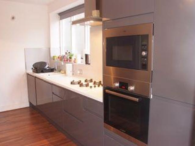 3 Bedrooms Flat for rent in Landor Road, London SW9
