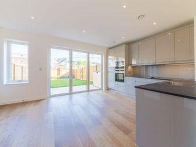 3 Bedrooms Flat for rent in Lassen House, 12 Lismore Boulevard, Colindale, London NW9