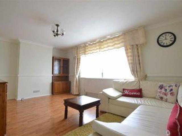 3 Bedrooms Flat for rent in Link Road, London N11