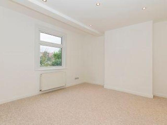 3 Bedrooms Flat for rent in Links Road, Tooting SW17