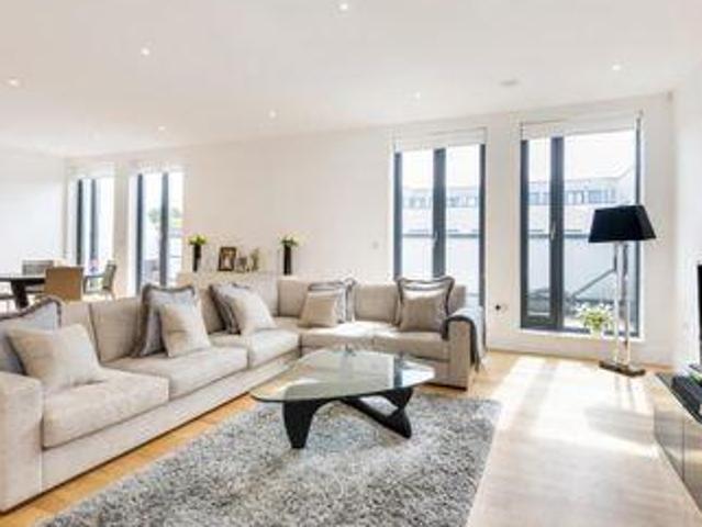 3 Bedrooms Flat for rent in Llanvanor Road, London NW2