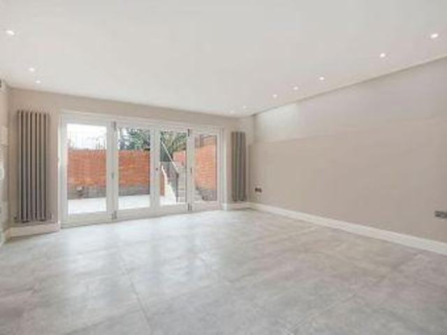 3 Bedrooms Flat for rent in Lyndhurst Road, Hampstead NW3