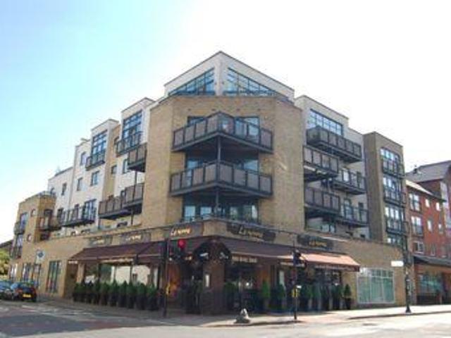 3 Bedrooms Flat for rent in Montague Road, London SW19