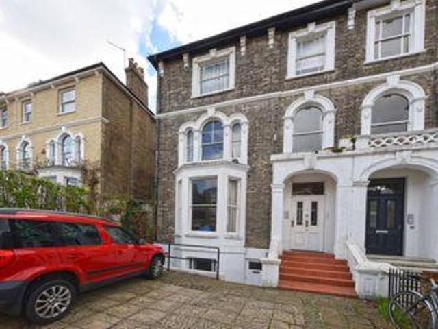 3 Bedrooms Flat for rent in Montague Road, Richmond, Surrey TW10