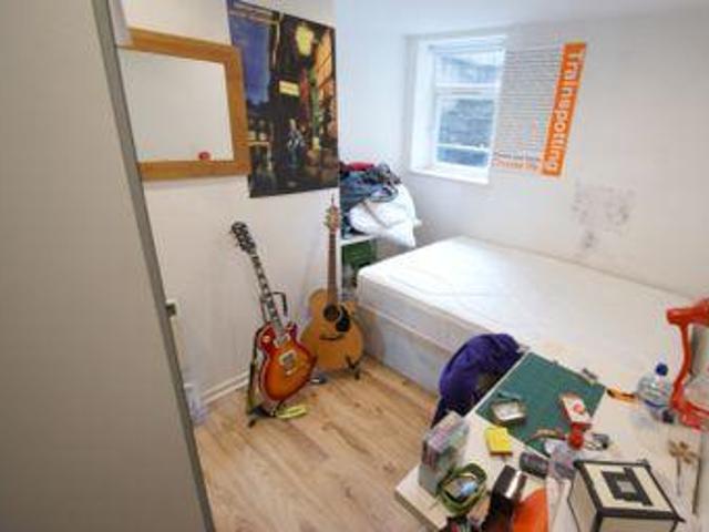 3 Bedrooms Flat for rent in Moorland Avenue, Hyde Park, Leeds LS6