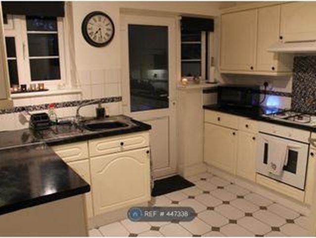3 Bedrooms Flat for rent in Morden Court, Morden SM4