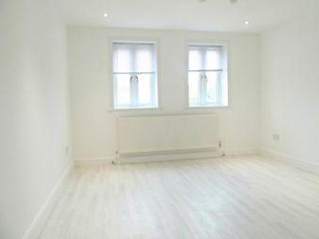 3 Bedrooms Flat for rent in Morden Road, London SW19