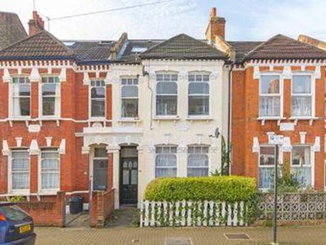 3 Bedrooms Flat for rent in Moring Road, London SW17