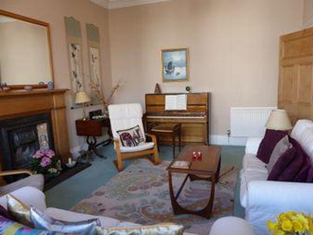 3 Bedrooms Flat for rent in Morningside Drive, Morningside, Edinburgh EH10