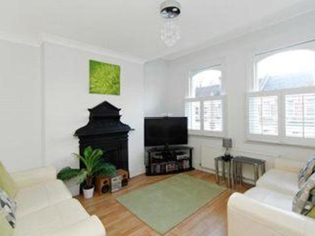 3 Bedrooms Flat for rent in Mayflower Road, London SW9