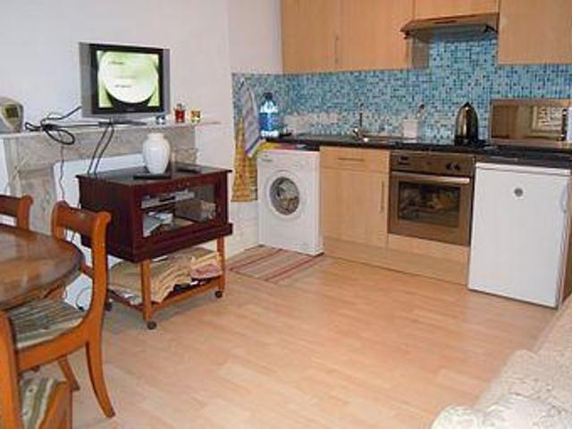3 Bedrooms Flat for rent in Maclise Road, West Kensington W14