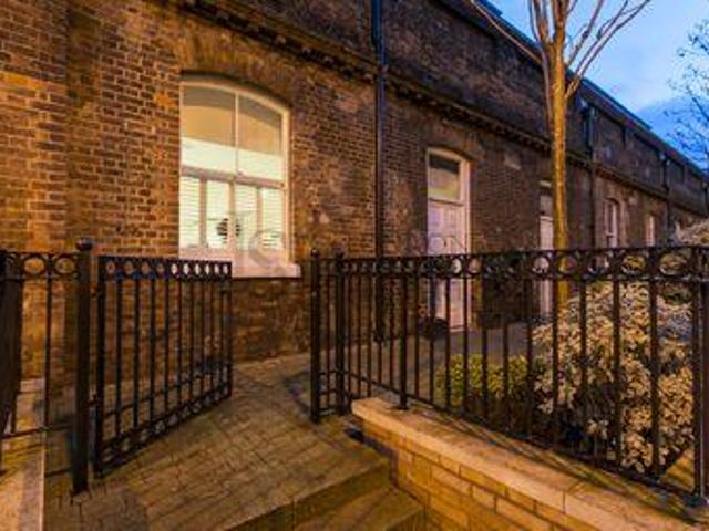 3 Bedrooms Flat for rent in Major Draper Street, Royal Arsenal SE18