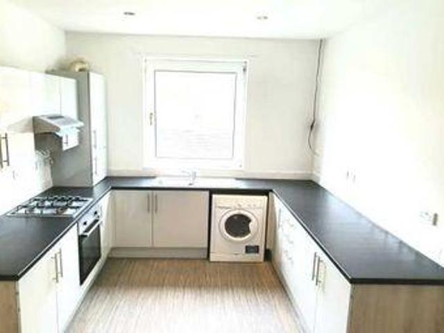 3 Bedrooms Flat for rent in Manchester Road, Huddersfield HD7