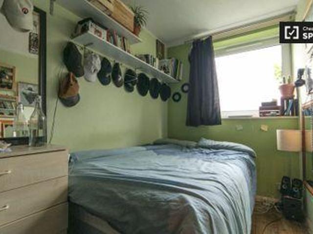 3 Bedrooms Flat for rent in Manor Estate, London SE16
