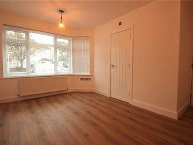 3 Bedrooms Flat for rent in Manor Road, Harrow, Middlesex HA1